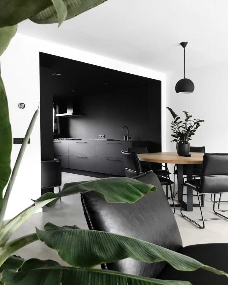 Het monochroom interieur van Manieke: Binnenkijker - Homefreak.nl